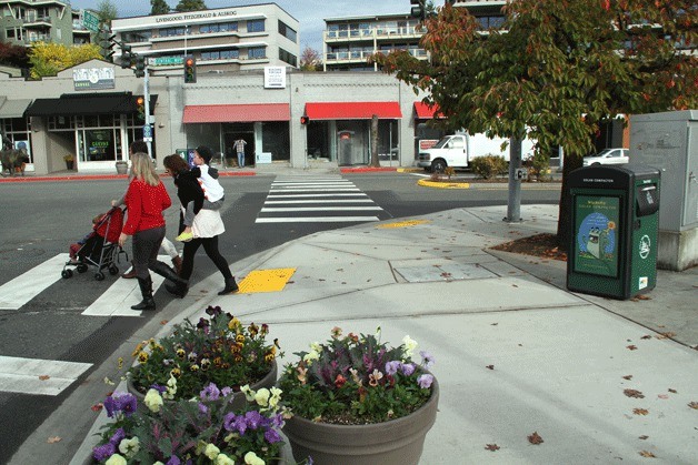Central Way in Kirkland gets new curb extensions to aid pedestrian ...