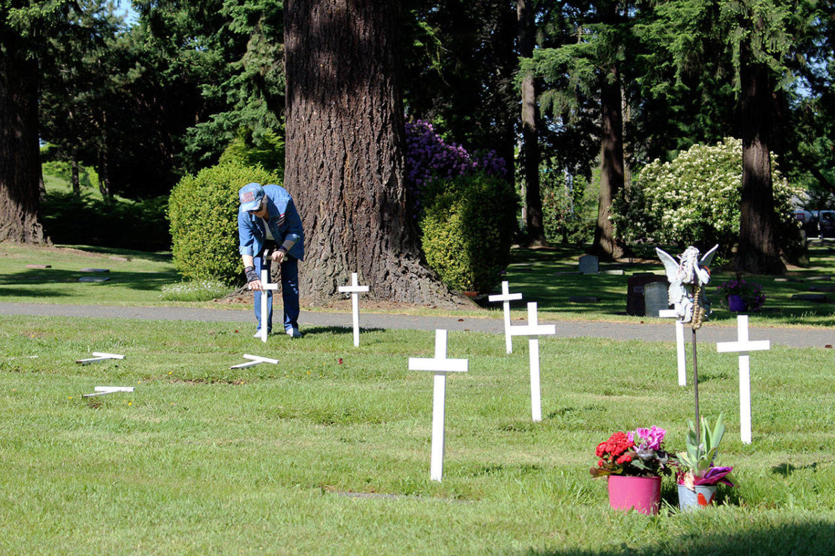 Locals honor fallen heroes at Kirkland Cemetery | Kirkland Reporter